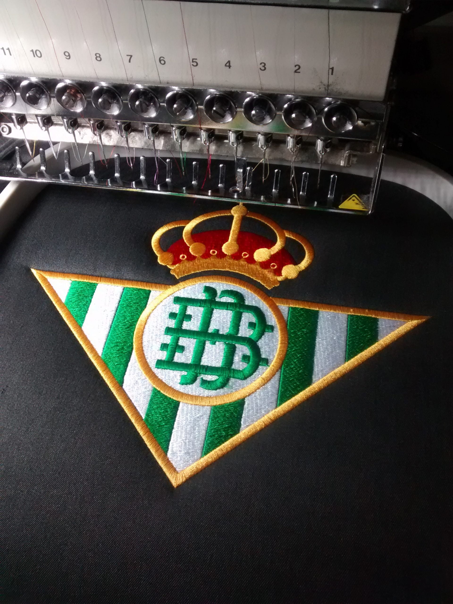 BORDADO-ESPALDA-ESCUDO-REAL-BETIS-BALOMPIE-1 - OCHOA BORDADOS